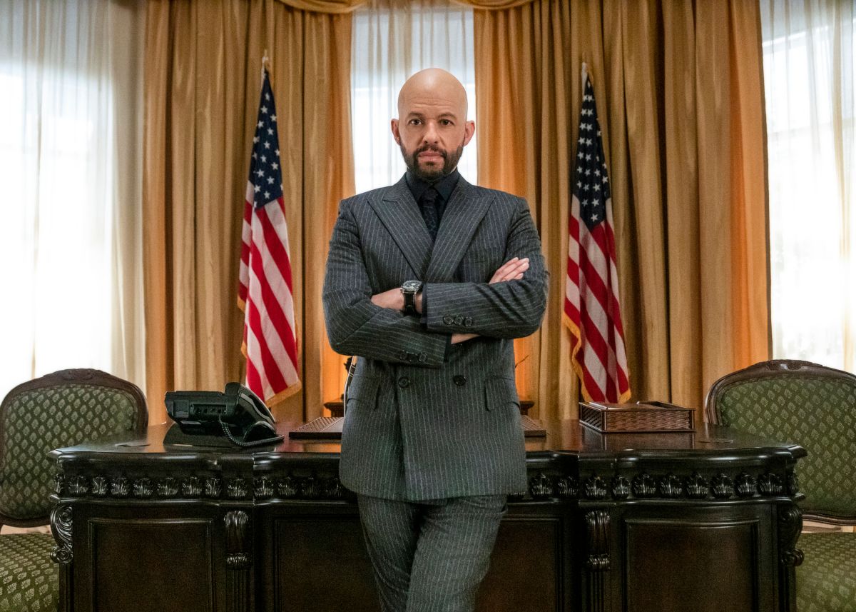 Supergirl: Luthor Family Reunites at the White House in S4 Finale Photos