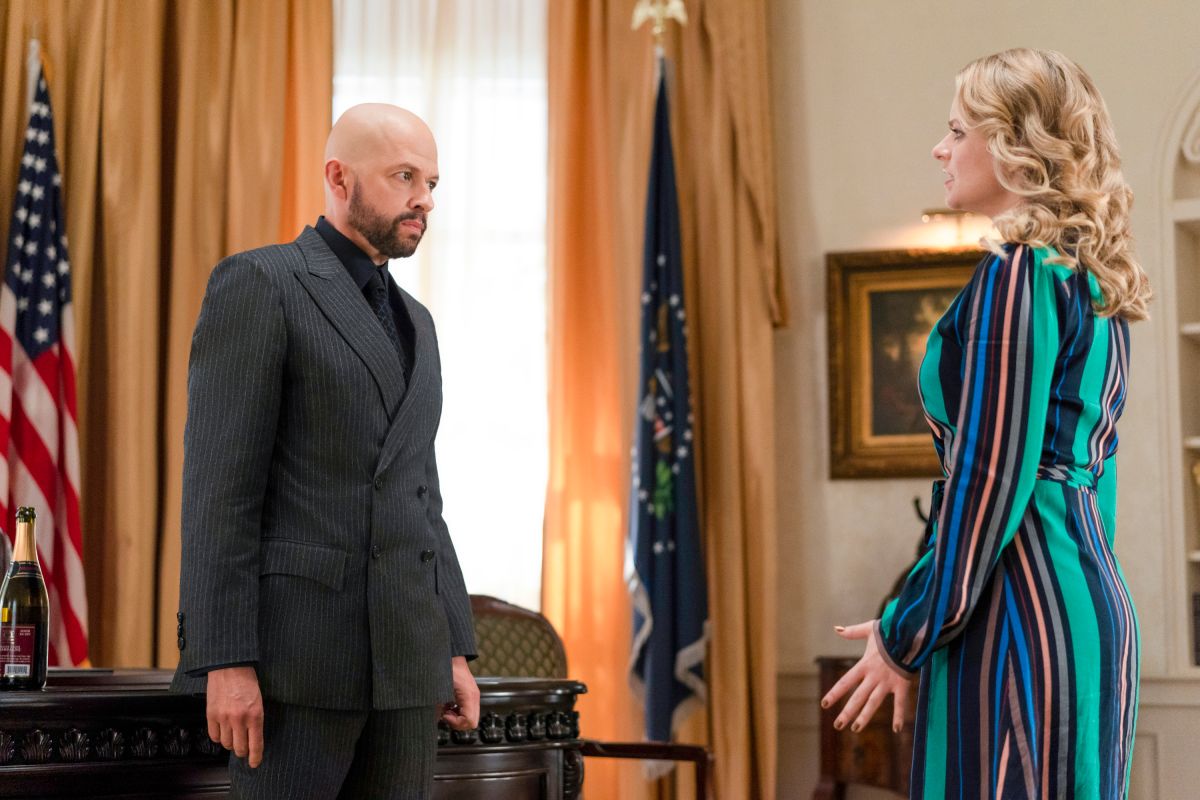 Supergirl: Luthor Family Reunites at the White House in S4 Finale Photos