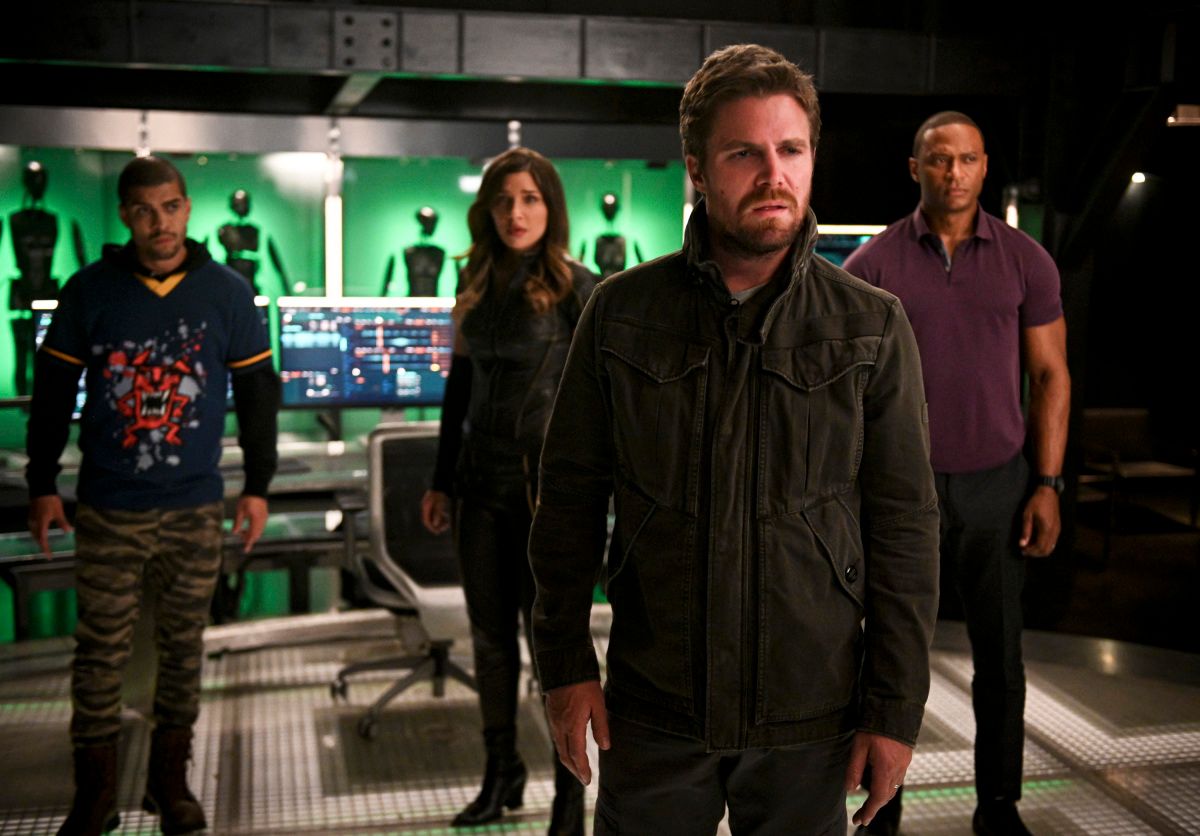 The Monitor Watches Team Arrow Re-Form Ahead of Crisis in New Photos