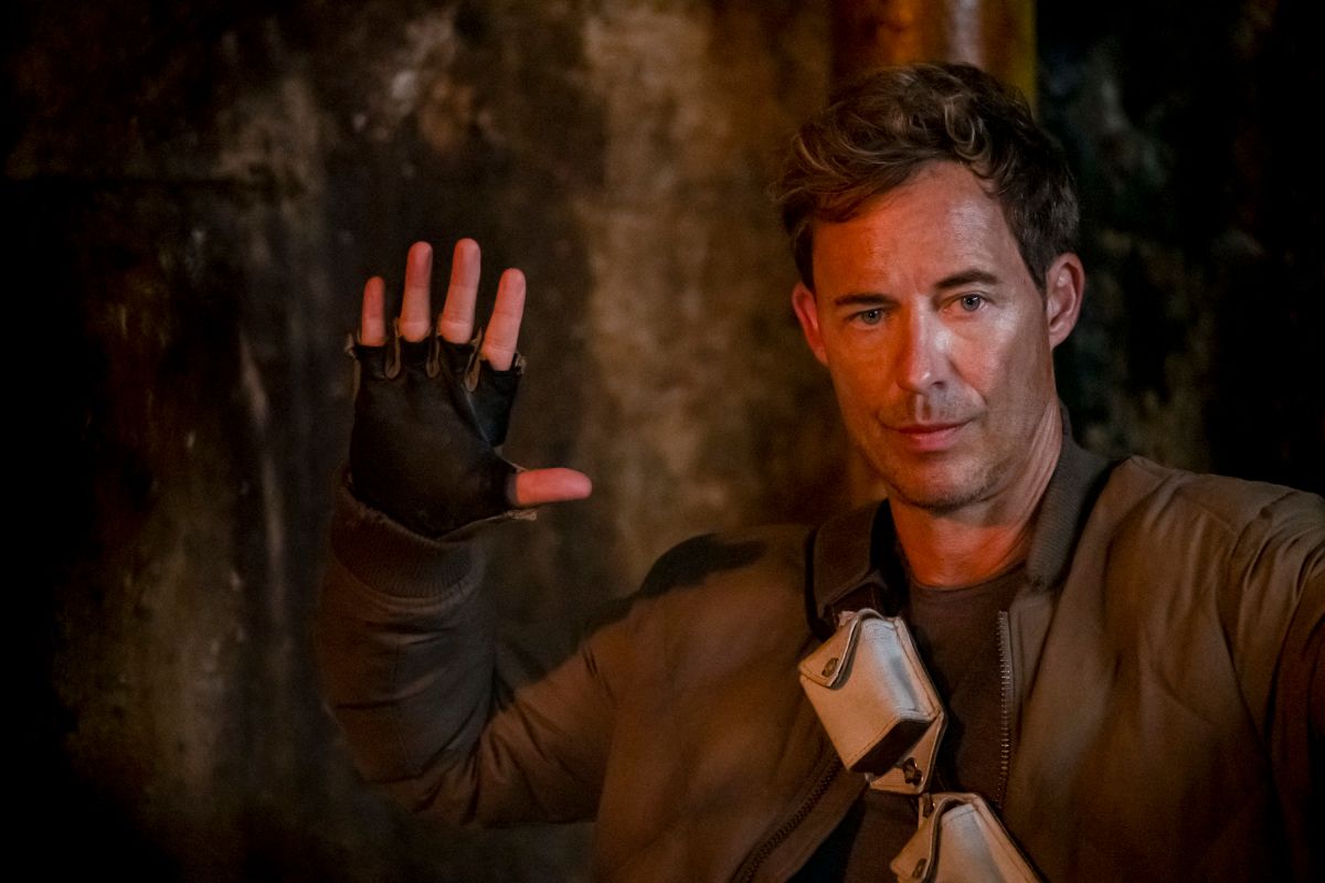 Flash: Ralph & Barry Dress Up and Ultraviolet Returns in New Photos