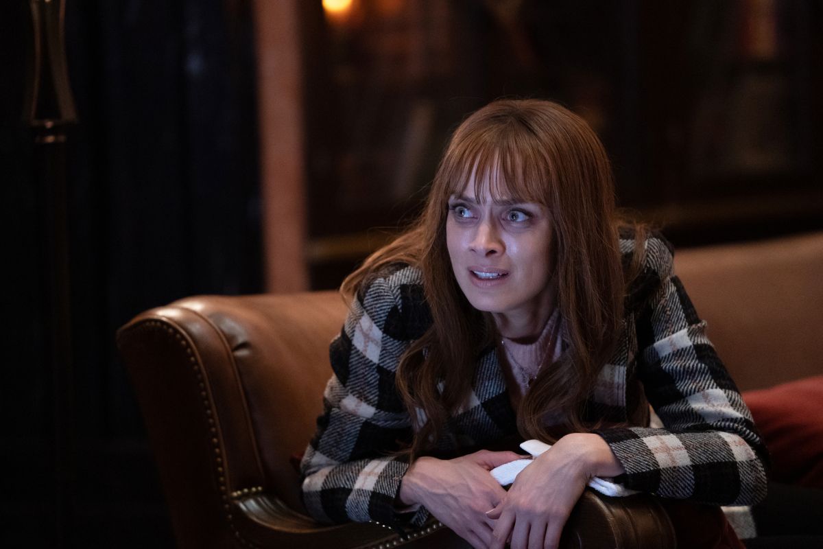 Batwoman: Beth Reacts to Her Post-Crisis Reality in New Photos