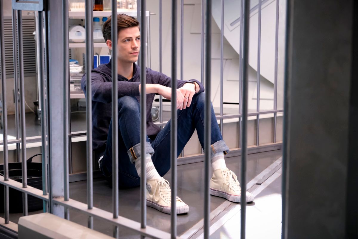 The Flash: Barry & Gorilla Grodd Trade Places in New Photos