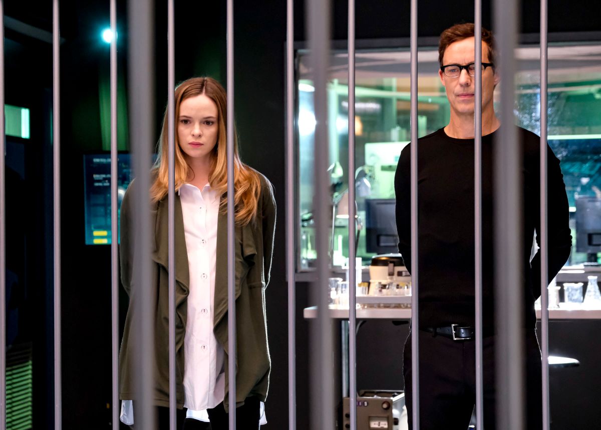 The Flash: Barry & Gorilla Grodd Trade Places in New Photos