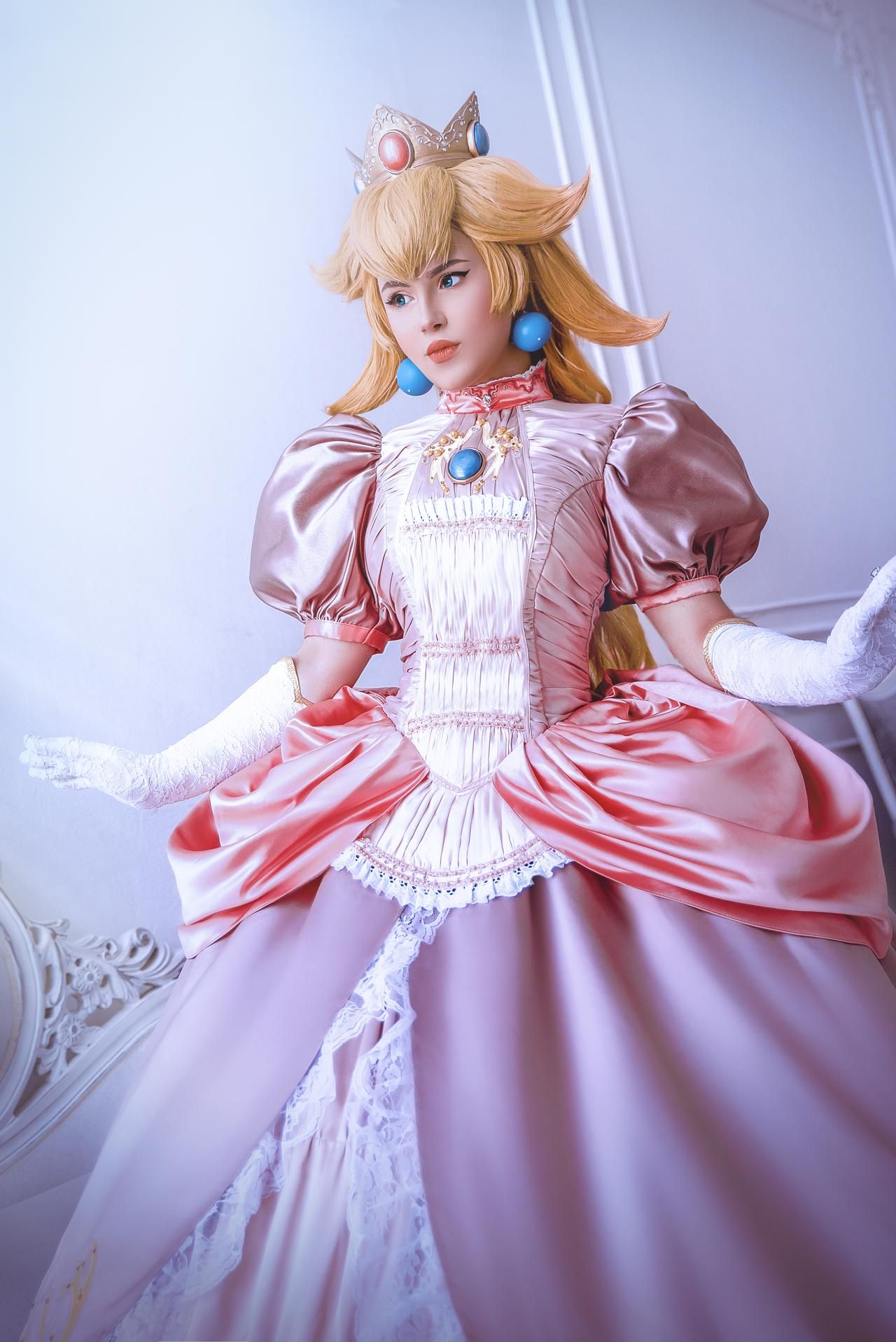 10 Princess Peach Cosplay That Would Make Mario's Jaw Drop