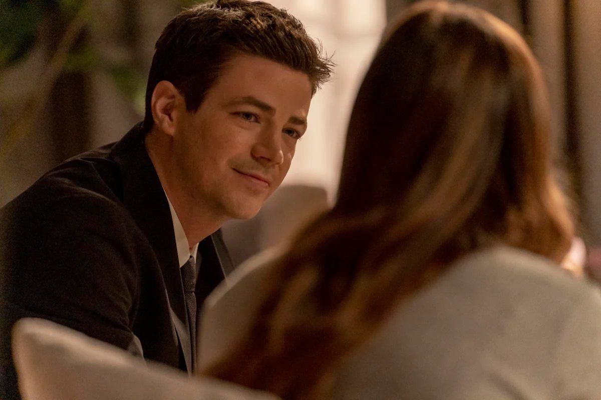 The Flash: New Stills Show a Major Arrowverse Hero's Funeral