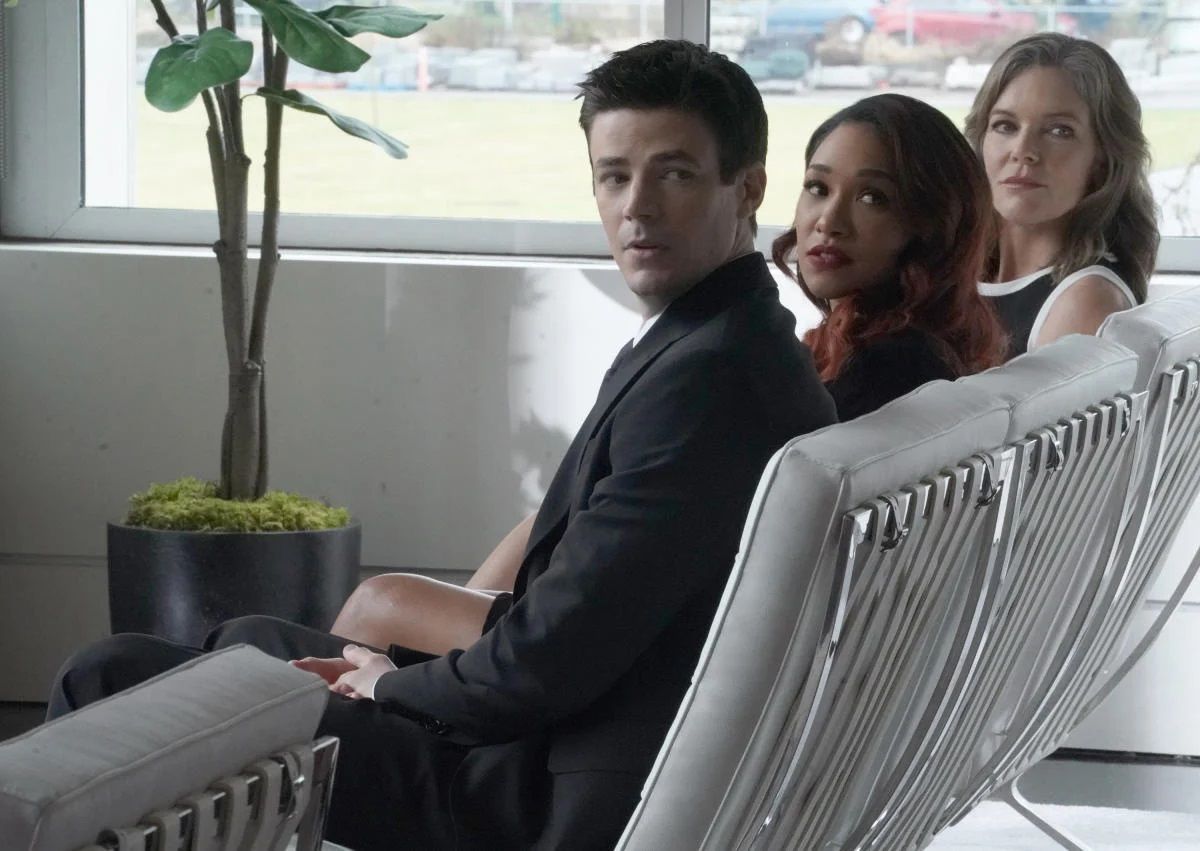 The Flash: New Stills Show a Major Arrowverse Hero's Funeral