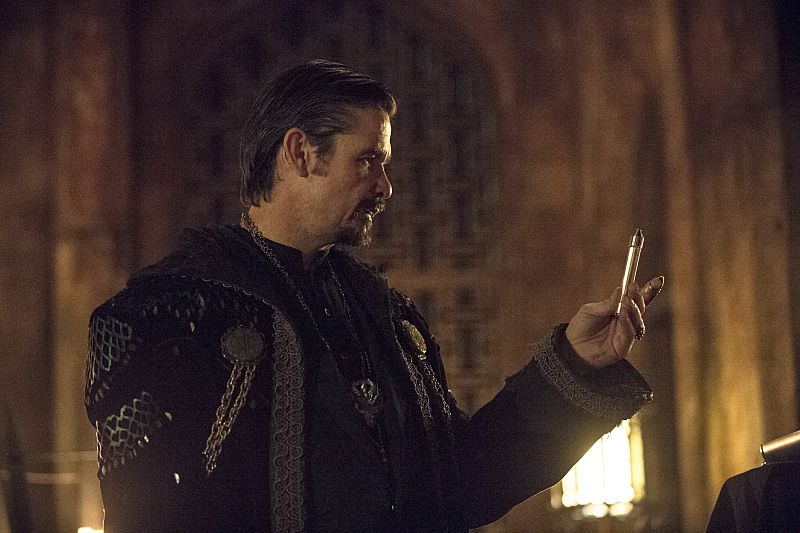 Team Arrow Faces the League of Assassins in New "Arrow" Photos