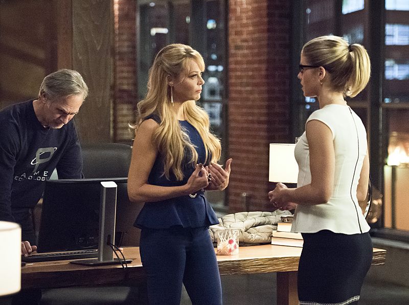 Team Arrow Storms the Ark in New "Arrow" Photos
