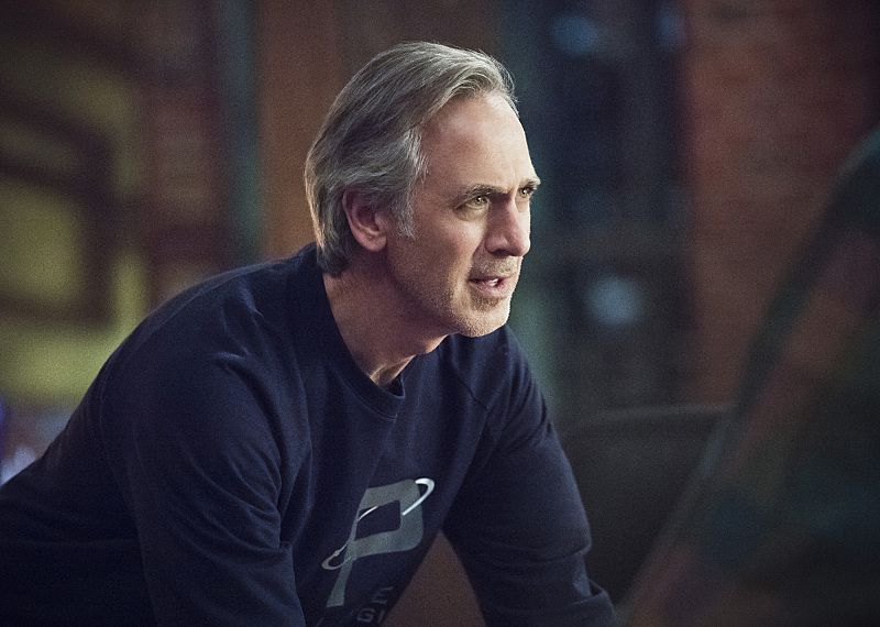 Team Arrow Storms the Ark in New "Arrow" Photos