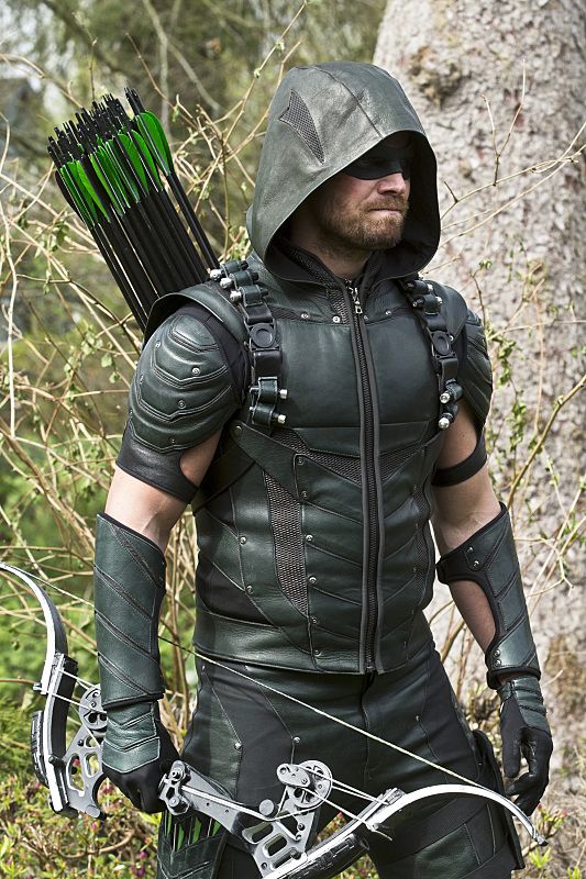 Team Arrow Storms the Ark in New "Arrow" Photos