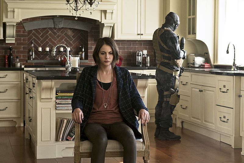 Team Arrow Storms the Ark in New "Arrow" Photos