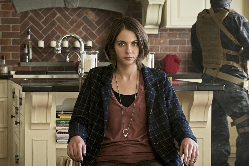 Team Arrow Storms the Ark in New "Arrow" Photos