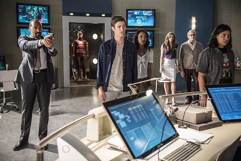 28 Photos from "The Flash" Season 2 Premiere Released
