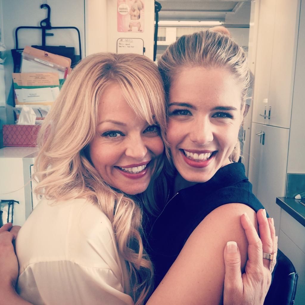 Charlotte Ross Talks "Arrow" Return: "Felicity's Mom Doesn't Wait For ...