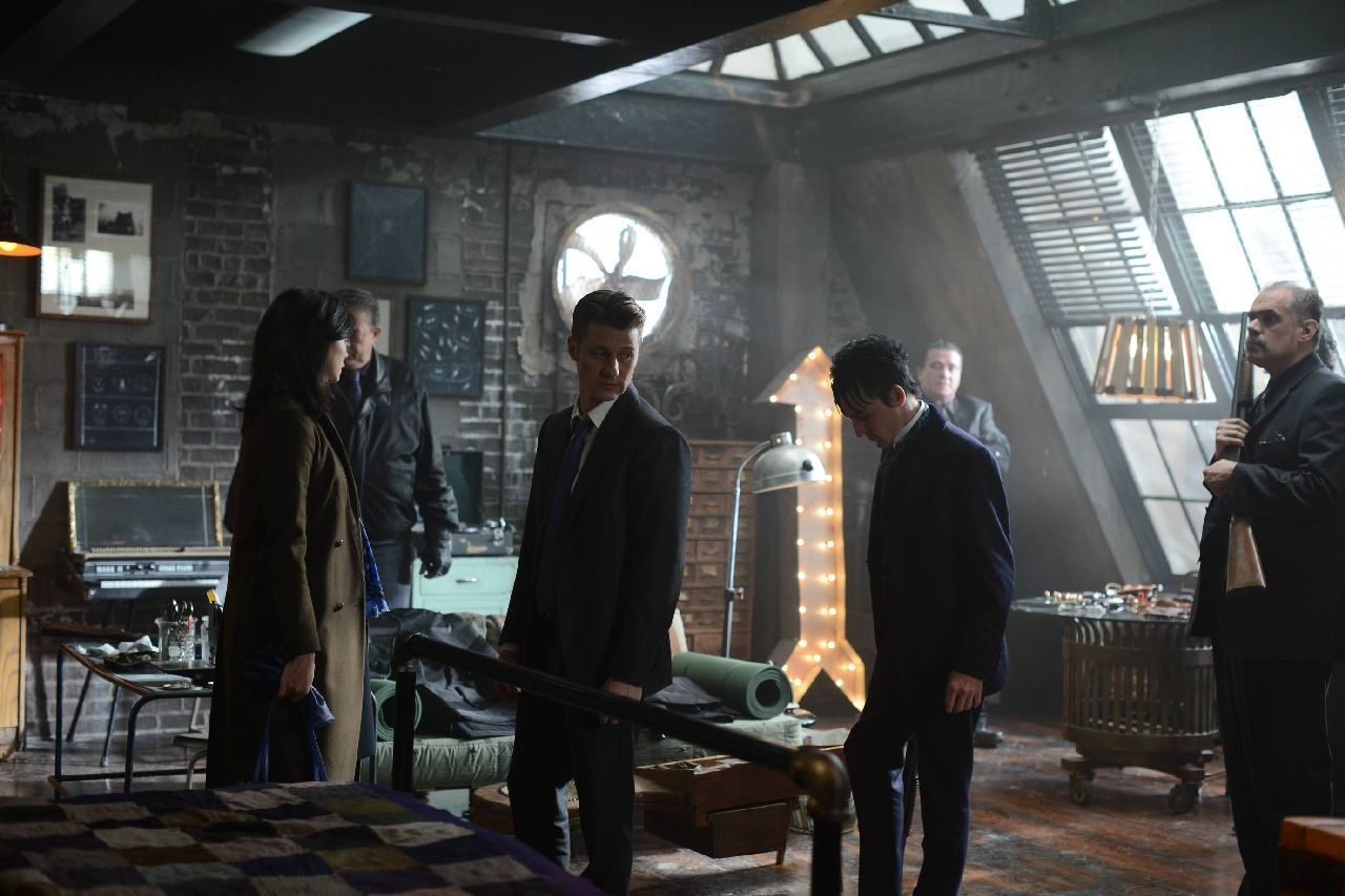 New "Gotham" Photos Tease Violence, Death in Mid-Season Finale